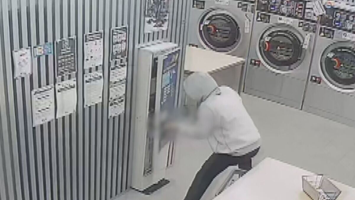 SODANE - カメラがとらえた！わずか3分半の犯行…バールで両替機から20万円を盗み取る男